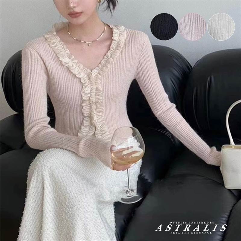 華やかなフリルデザインが魅力のカーディガン。ショート丈でタイトなシルエットは、貴女を女性らしく可愛らしい印象に仕上げます。前開きでフック止めで着脱も簡単。伸縮性のあるリブニット素材で、体型をカバーしながら快適な着心地を実現しました。3色展開...