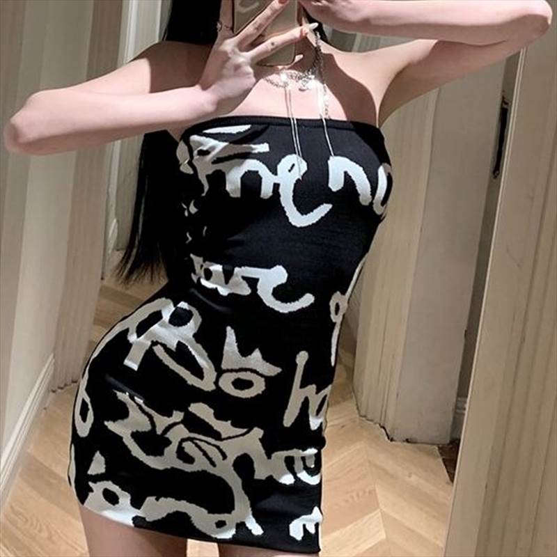 ノースリーブでオープンショルダーのベアトップワンピースです。インパクトある文字ロゴが特徴です。伸縮性のあるリブニットで体のラインにフィットし、動きやすく、一枚だけ着ていただいても、重ね着でコーディネートしていただくのも、貴女次第。オールシー...