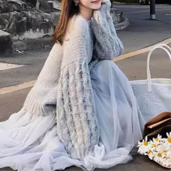 ルーズセーター＆メッシュスカートセットは、かわいさと上品さを兼ね備えたレディースのセットアップです。ルーズなシルエットのセーターと透け感のあるメッシュスカートが絶妙なバランスで調和し、個性的でエレガントなスタイルを演出します。このセットアッ...