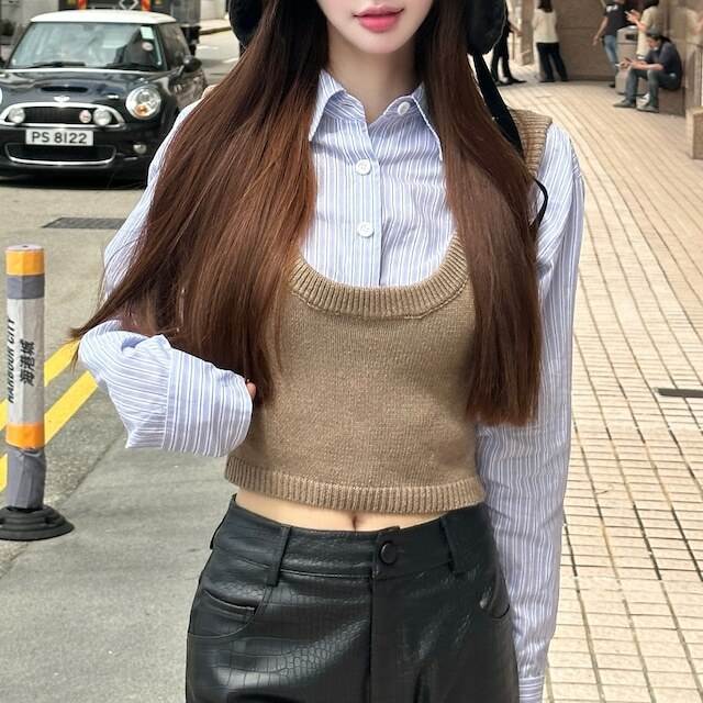 ご購入いただくだけで、2つのアイテムが一緒になったお得なセットです！クロップド丈のシャツとニットベストのレイヤードが楽しめる、トレンド感溢れるセットアップです。シャツはタックインしてもアウトしても可愛いですし、ニットベストを加えることで、抜...