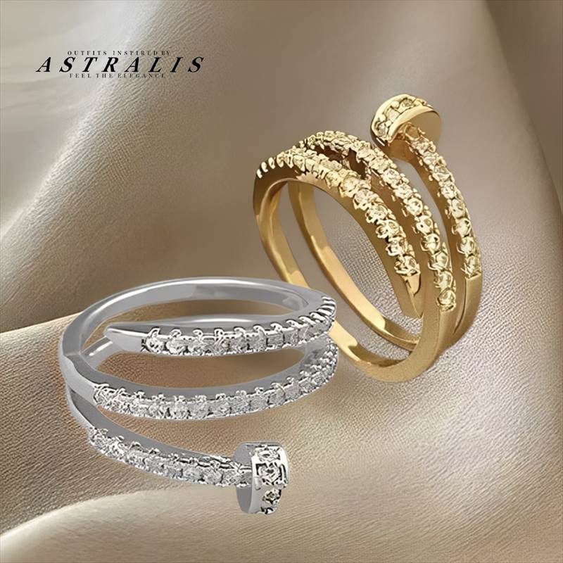 洗練されたデザインのラップラウンド ジルコニアリングが登場しました。煌めくジルコニアが周りを包み込むようで華やか。コイルデザインは、指に巻くだけで手元を一気にエレガントな印象にしてくれます。調節可能なので、他の指にも装着可能。指先の華やかさ...