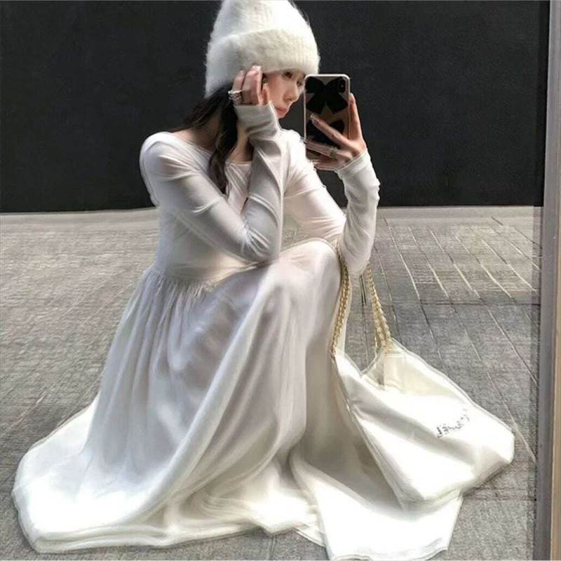 ミニマルでシンプルなデザインが魅力のOpen back long dress。背中の開いたデザインが女性らしさを引き立て、華奢なシルエットが大人可愛い印象を与えます。どんな場面にも合わせやすい無地のカラーバリエーションも魅力的。春から冬まで...