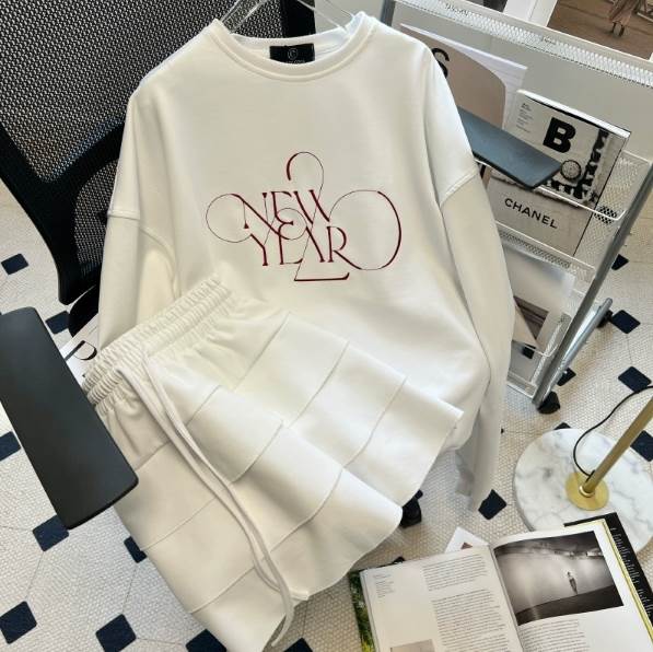 おしゃれ感のある2点セットが登場しました。トップスはラウンドネックの長袖で、スカートはフリルデザインのスカートです。カジュアルながらもきれいめな雰囲気を演出できるので、女子会など様々なシーンで活躍してくれます。大人可愛いスタイルが得意な方に...