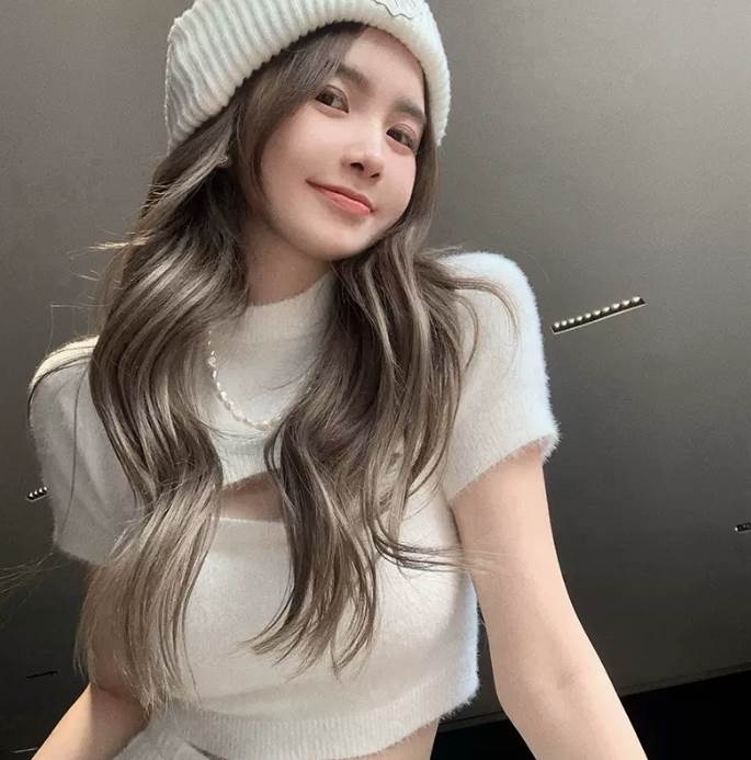 オシャレなセットアップが手軽に楽しめる！トップスとパンツの2点セットアイテムです。ラウンドネックで襟なしのトップスは、シンプルで上品なデザイン。ワイドパンツは、トレンドのストレートシルエットで、女性らしさを引き立てます。セットアップでコーデ...