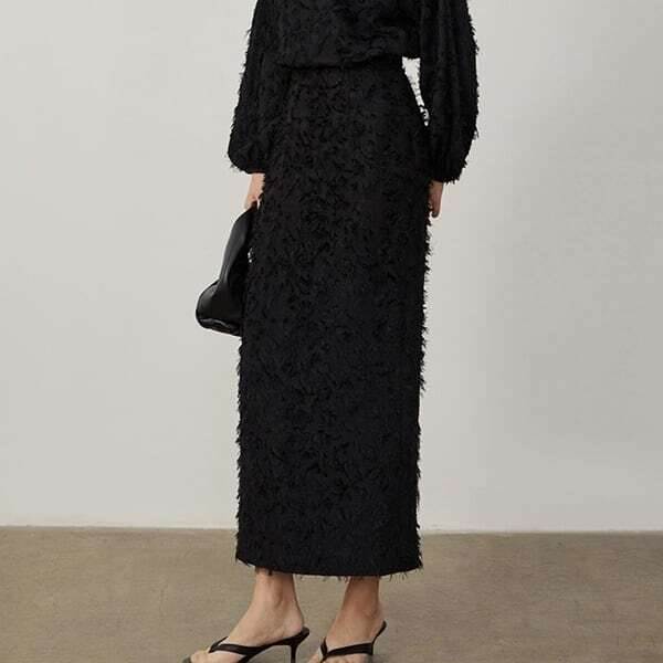 フェザー ライン スカートは、大人可愛い雰囲気が魅力のアイテムです。タイトなシルエットでありながらも、フェザーラインのデザインが女性らしさを引き立てます。ロング丈でアンクルまで届く長さは、脚長効果があり、スタイルもよく見えます。秋冬にぴった...