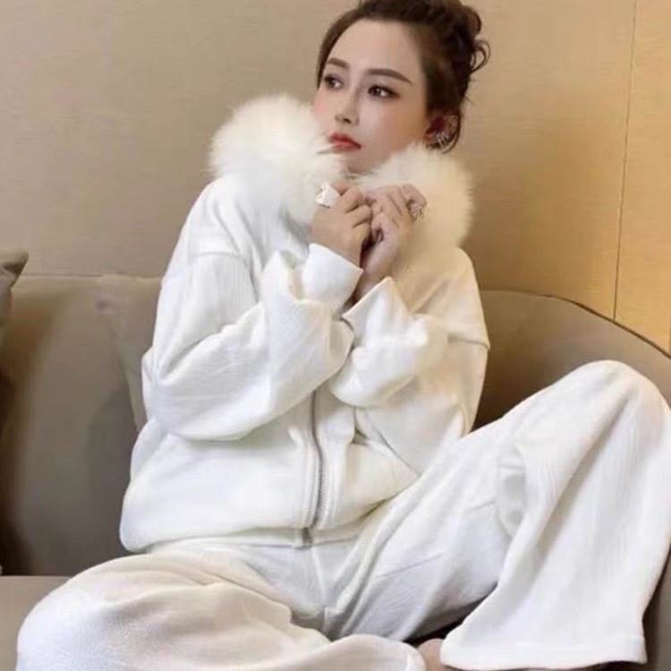 このフリースセットアップは、冷えた季節にぴったりな暖かさが自慢の一着です。フリース素材の心地よい肌触りと、ふんわりとした保温性が特徴です。シンプルなデザインで、どんなスタイルにも合わせやすく、大人可愛い雰囲気を演出してくれます。このフリース...