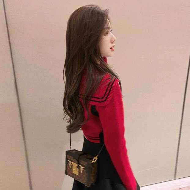 レトロで可愛らしい襟付きカーディガンは、スマートで上品な印象を演出してくれます。ショート丈で袖がないデザインは、トップスやドレスの上から羽織れる優れもの。ボリューム感のある袖が女性らしい雰囲気を醸し出し、あなたのスタイルをおしゃれに引き立て...