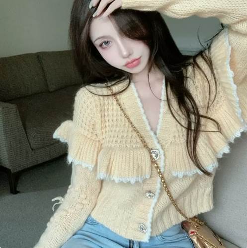 こちらのカーディガンは、萌袖デザインで可愛らしさと女性らしさを高めた一着です。ふわふわとしたもこもこした素材で、触り心地も抜群。Vネックや前開きデザインで、シンプルながらも上品な印象を与えます。カジュアルにも上品にも合わせやすく、おしゃれな...