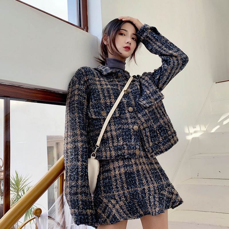 ご要望の商品説明文をご提供いたします。ただし、パターン2の商品の特徴を具体的に記載していただけなかったため、商品の特徴に関する部分は記述できません。商品名：スカート セットアップ コンビネゾン ショート 膝上 長袖 襟付き スリム 細身 ス...