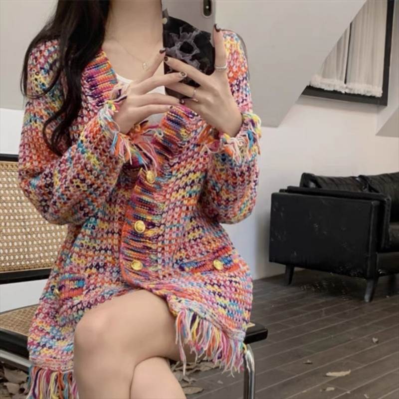 フェミニンなレディースカーディガンです。萌袖のデザインが、華奢な女性らしさを際立たせます。着心地の良い Vネックが、デコルテラインを美しく引き立てます。ストレートなシルエットで、シンプルながらも上品さを演出。前開きのボタンデザインで、お好み...