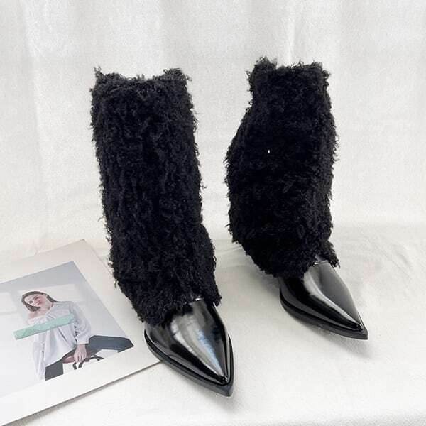 寒い季節にぴったりのポインテッドトゥ ボア ブーツが登場しました！もこもこでふわふわのボア素材が足元を暖かく包み込み、防寒対策にもぴったりです。5cmのピンヒールが女性らしい美脚を演出し、ポインテッドトゥデザインが大人可愛い印象を与えます。...