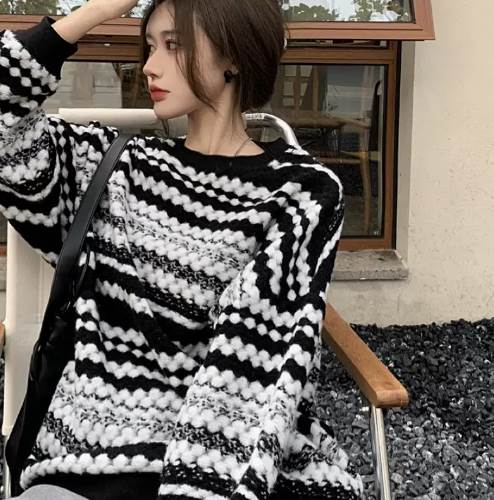 トレンド感たっぷりのミディアム丈ニットセーター。シンプルなデザインながらも、ラウンドネックや長袖のディテールで、女性らしさときちんと感を演出します。大人可愛い雰囲気もありながら、上品な印象も加えられる一枚です。カジュアルなシーンからきちんと...