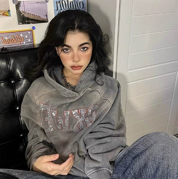 オーバーサイズのロゴプリントが特徴の、おしゃれでかっこいいレディーストップスです。ドロップショルダーと萌袖がボーイッシュな雰囲気を演出し、ルーズなシルエットがカジュアルなスタイリングにぴったり。春秋冬の季節に重ね着やレイヤードにも活躍します...