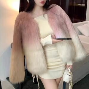 オシャレで存在感のあるグラデーションカラーファーコートが登場しました！ボリュームのある袖やフェミニンなデザインが、女性らしさを引き立てます。厚手の生地で暖かく、寒い季節もお洒落を楽しめますよ。さまざまなシーンで活躍してくれること間違いなし！...