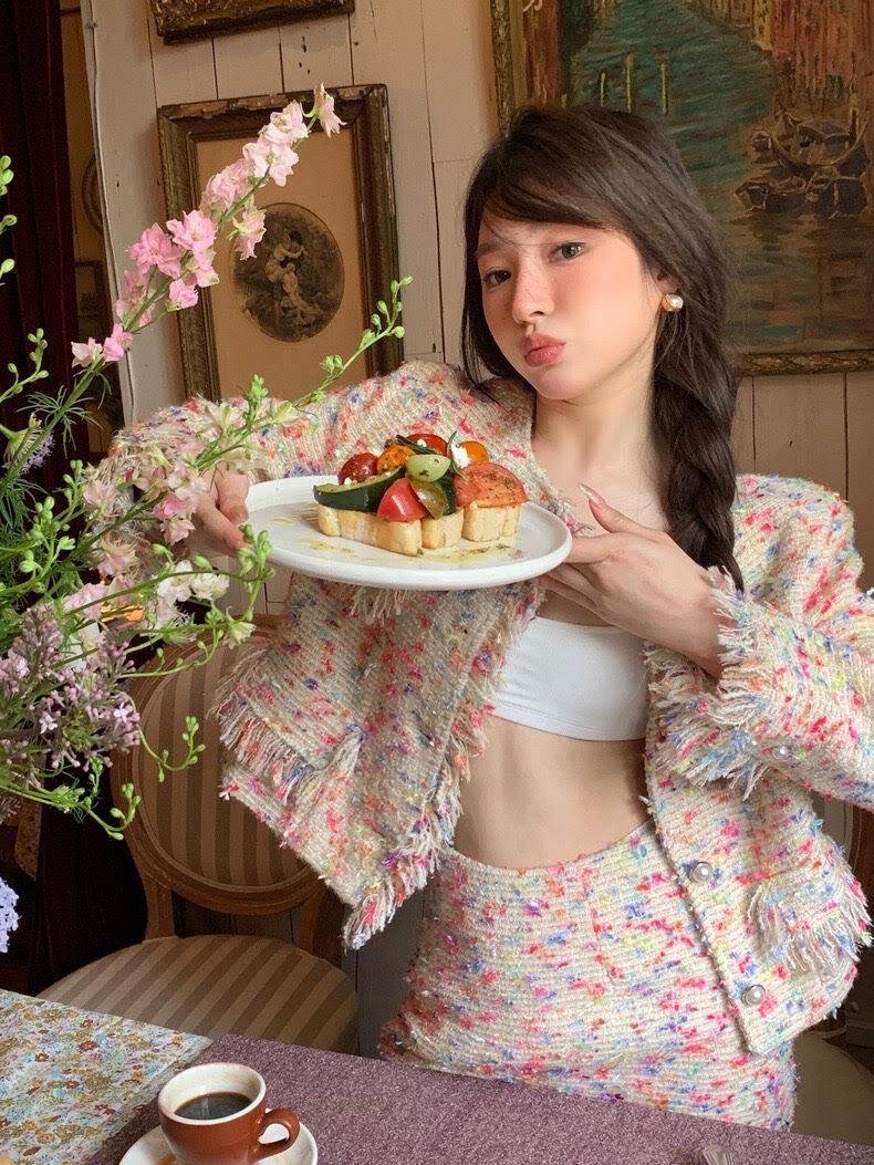 大胆でカラフルなデザインが魅力のセットアップ。ミニ丈のショートスカートは脚を細く長く見せてくれる効果もあります。長袖のトップスは、マーブル柄がアクセントになり、おしゃれ度を高めます。様々なシーンで活躍すること間違いなしの一枚です。気になる色...