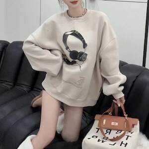 柔らかな肌触りが魅力のスエットプルオーバーです。トップス部分はドルマンスリーブでゆったりとしたシルエットに仕上げられており、着心地の良さも抜群です。ラウンドネックで女性らしいデザインになっており、カジュアルながらもスタイリッシュな印象を与え...