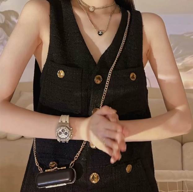 ノースリーブのVネックジャンプスーツは、一枚でこなれたスタイリングが叶うアイテムです。ハイウエストのデザインがスタイルアップ効果をもたらし、女性らしさを引き立てます。シンプルで無地なので、どんなコーディネートにも合わせやすく、エレガントで上...