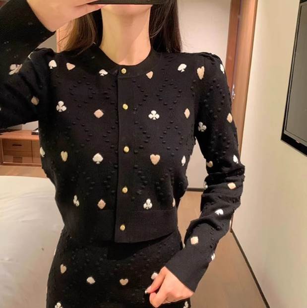 トレンディな2点セットに心を奪われてしまいませんか上下セットのトップスとスカートの組み合わせだから、一瞬でおしゃれなコーディネートが完成します。カーディガンはゆったりとしたシルエットで、女性らしい柔らかさを引き立てます。スカートは膝上丈で、...