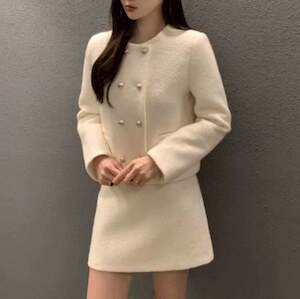 ノーカラージャケットと台形ミニスカートがセットになった、大人可愛いレディーススカートジャケットセットアップです。ノーカラータイプのジャケットは、ミニマルなデザインが特徴であり、フェミニンさと上品さを引き立ててくれます。一方、台形ミニスカート...