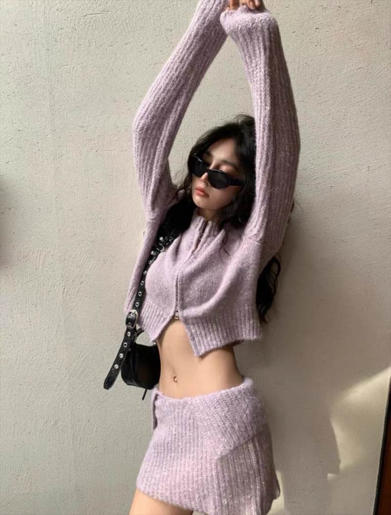 大人可愛い上品なセットアップが登場しました！このセットアップは、トレンド感溢れるミニ丈スカートと、きれいなシルエットのニットトップスが一緒になったアイテムです。長袖でファスナーが前開きなので、着脱も簡単です。膝上丈のスカートは女性らしい可愛...