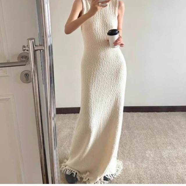 ロングノースリーブのニットワンピースは、大人可愛い上品なデザインが魅力です。タイトなシルエットがスリムで細身に見せてくれるので、女性らしい美しいラインを演出してくれます。シンプルでありながら、存在感のある一枚は、あらゆる場面で活躍してくれま...