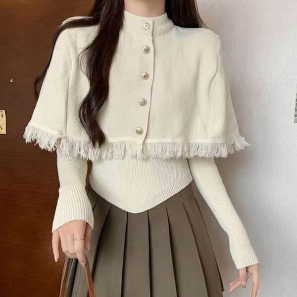 おしゃれなスタイル演出が叶う2点セットのアンサンブルニットです。女性らしいVネックのカットソーと、トレンド感たっぷりのケープがセットになっています。3色展開で、お好みのカラーを選ぶことができます。ケープにはフリンジが付いていて、動くたびに可...