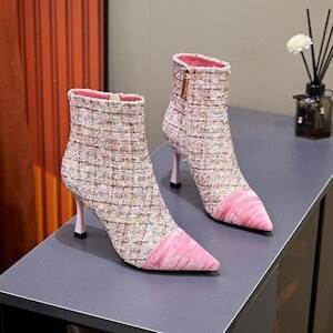 優しい色合いと柔らかい印象を与えるツイード素材のショートブーツ。落ち着いたカラーの中にふんわり柔らかい質感をプラスし、上品な印象を与えるデザインです。細く尖ったつま先が美脚効果を発揮し、スタイルアップも叶います。柔らかい素材感と履き心地の良...