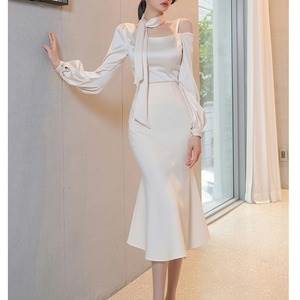 高級感漂うスリムサスペンダートップスとハイウエストフィッシュテールスカートのセットアップです。スタイリッシュなデザインと女性らしいシルエットで、大人可愛い雰囲気を演出します。スクエアネックのワンショルダートップは華奢な肩紐で、セクシーさもプ...