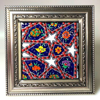 材質 陶器 大きさ タイルの大きさ約10×10cm　厚み約0.5〜1.0cm全体の大きさは画像参照 備考 陶器は焼成後、釜出しの際に、釉薬（うわぐすり）の層の部分にひびが生じることがあります。これは「かんにゅう」と言って上層部分の現象で、タ...