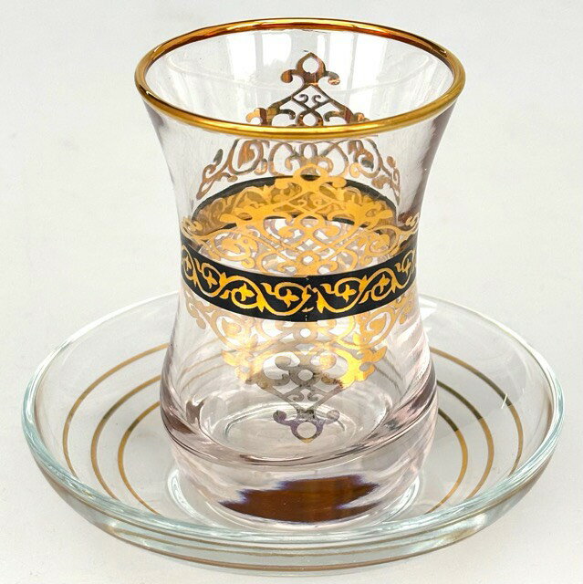 材質 耐熱性ガラス 大きさ グラス高さ約8.5cm　 ソーサー高さ約2．3cm　直径約10cm 備考 伝統的な形状にモダン且つ伝統的なプリント柄が斬新な一点。トルコの家庭では食器洗浄機普及率が高く耐熱対応ですが、装飾性や柄を長持ちさせるため...
