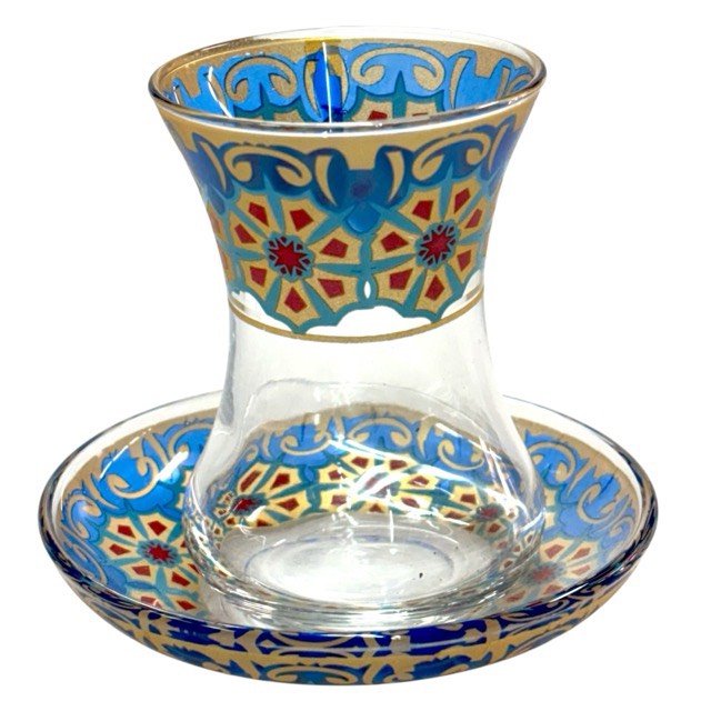 材質 耐熱性ガラス 大きさ グラス高さ約9cm　 ソーサー高さ約2．3cm　直径約10cm 備考 伝統的な形状にモダン且つ伝統的なプリント柄が斬新な一点。トルコの家庭では食器洗浄機普及率が高く耐熱対応ですが、装飾性や柄を長持ちさせるためにも...