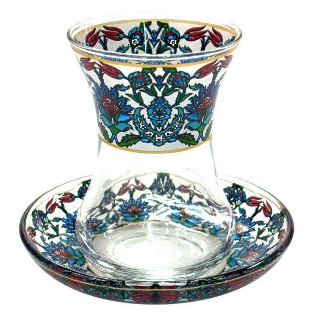 材質 耐熱性ガラス 大きさ グラス高さ約9cm　 ソーサー高さ約2．3cm　直径約10cm 備考 伝統的な形状にモダン且つ伝統的なプリント柄が斬新な一点。トルコの家庭では食器洗浄機普及率が高く耐熱対応ですが、装飾性や柄を長持ちさせるためにも...