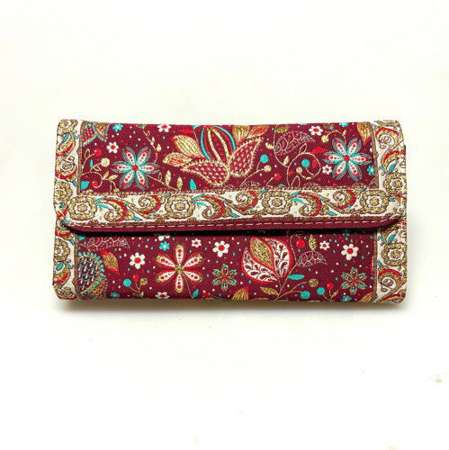 材質 ポリエステル等 大きさ 画像参照 備考 トルコの美しい生地を財布に仕上げました。華やかさがあふれ着物にも合うと好評です。世界中に根強いファンを持つ、トルコの伝統美。 本物の絨毯を思わせる繊細な柄を、上質なジャカード織で表現した長財布で...