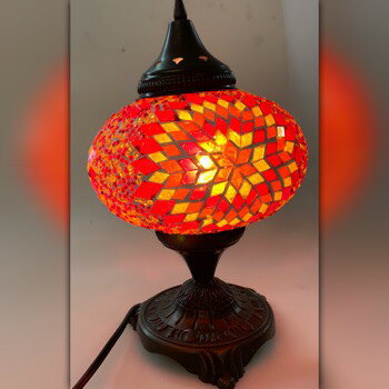 材質 ガラスの器にステンドグラス調のガラス破片やミラーやビーズ等を石膏で張り合わせたもの本体真鍮 大きさ 画像参照 備考 職人による手作りのキャンドルホルダーです。 ガラス片を一個ずつ石膏を接着剤としてはめ込み独創的な世界を作り出しています...