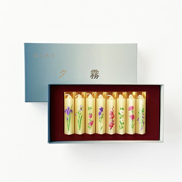 蜜蝋入り蝋燭は、燃焼が安定するため、炎の形に丸みを帯びた美しさがあります。 油煙が少なく、最後まできれいに燃えるのも、蜜蝋入りならではの特徴です。 蜜蝋のほのかな甘い香りとともに、静寂なひとときを。 高級感ただよう蜜蝋に花々の絵をつけた逸品...