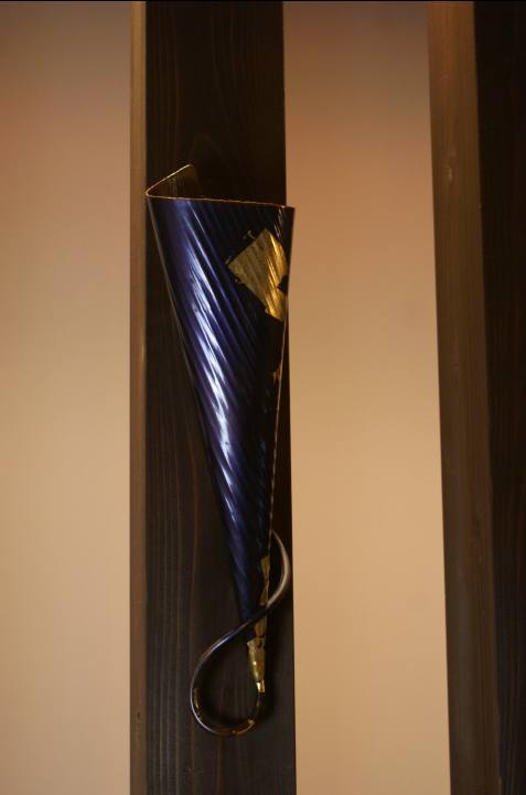 すっきりシャープな和モダン 壁掛け用に制作しました。 銅板を鎚で叩いて制作しています。 表面の色は銅自体を発色させています。 大ぶりで壁に掛けることができる花器を 制作することはほとんどありません。 貴重な一点もの。 紫金色に金付けを施した...