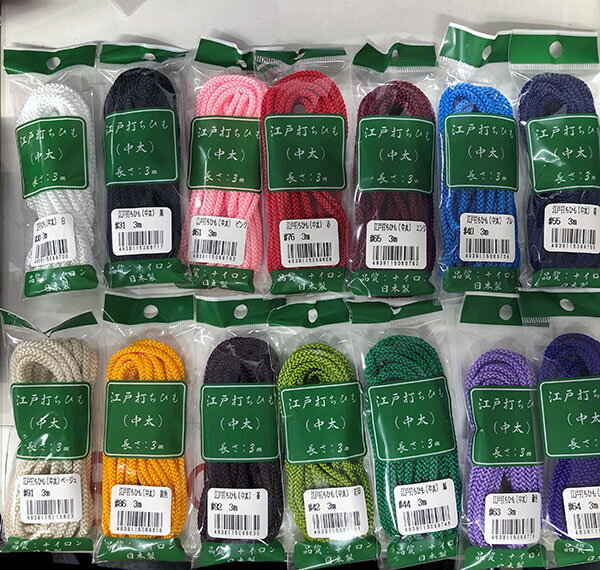 直径約4mmのソフトなナイロン製コード(紐) 3m入 用途 小物(巾着など)、衣料用付属etc. 直径： 約4mm 組織： 江戸打ち 素材： ナイロン100％ メール便： 可 ご発送の目安：