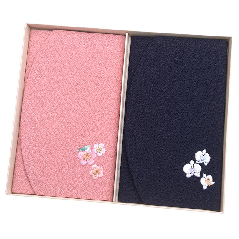 質感豊かなちりめん生地に慶事用は梅にうぐいす、弔事用は蘭の刺繍をあしらいました。 裏地にはツヤ感のある生地を用い、梅刺繍の花弁は金糸を採用するなど、細部にまでこだわった逸品です。 収納保管に便利な箱付きです。 【色】濃紺（蘭刺繍）、ピンク（...
