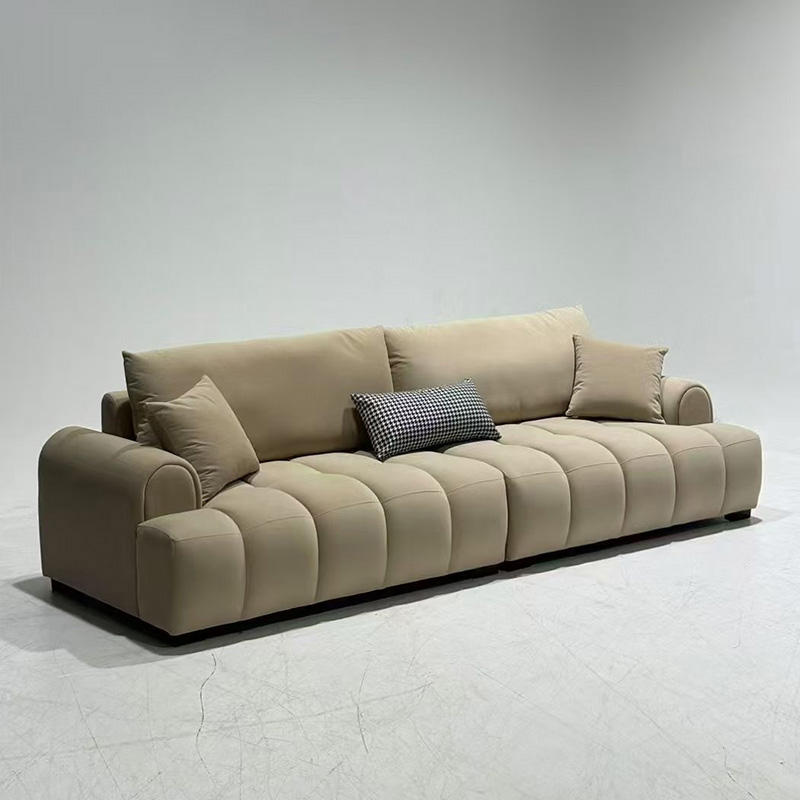 スタイリッシュソファ（280×105×85cm）。 広々とした座面を備えたモダンなイタリアンスタイルのソファです。 美しいロープロファイルのシルエットに、深くクッション性の高い座面を組み合わせ、洗練された上品な存在感を演出します。 張地：ア...