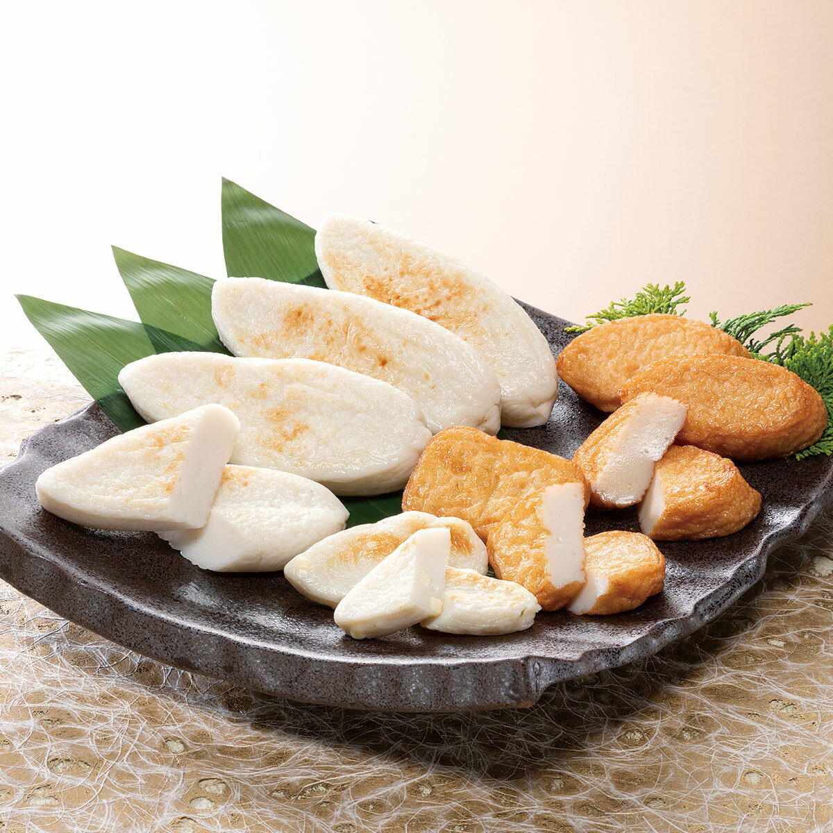 ●内容量：大漁旗×4、味ささ(チーズ)・旨揚げ(さつま)×各2、伊達揚げ×3●賞味期間：冷蔵7日 鐘崎の看板商品「大漁旗」を中心にチーズ入り笹かまぼこ、滑らかな食感のさつま、仙台味噌を練り込んだ伊達揚げの詰合せです。 ※商品画像はイメージで...