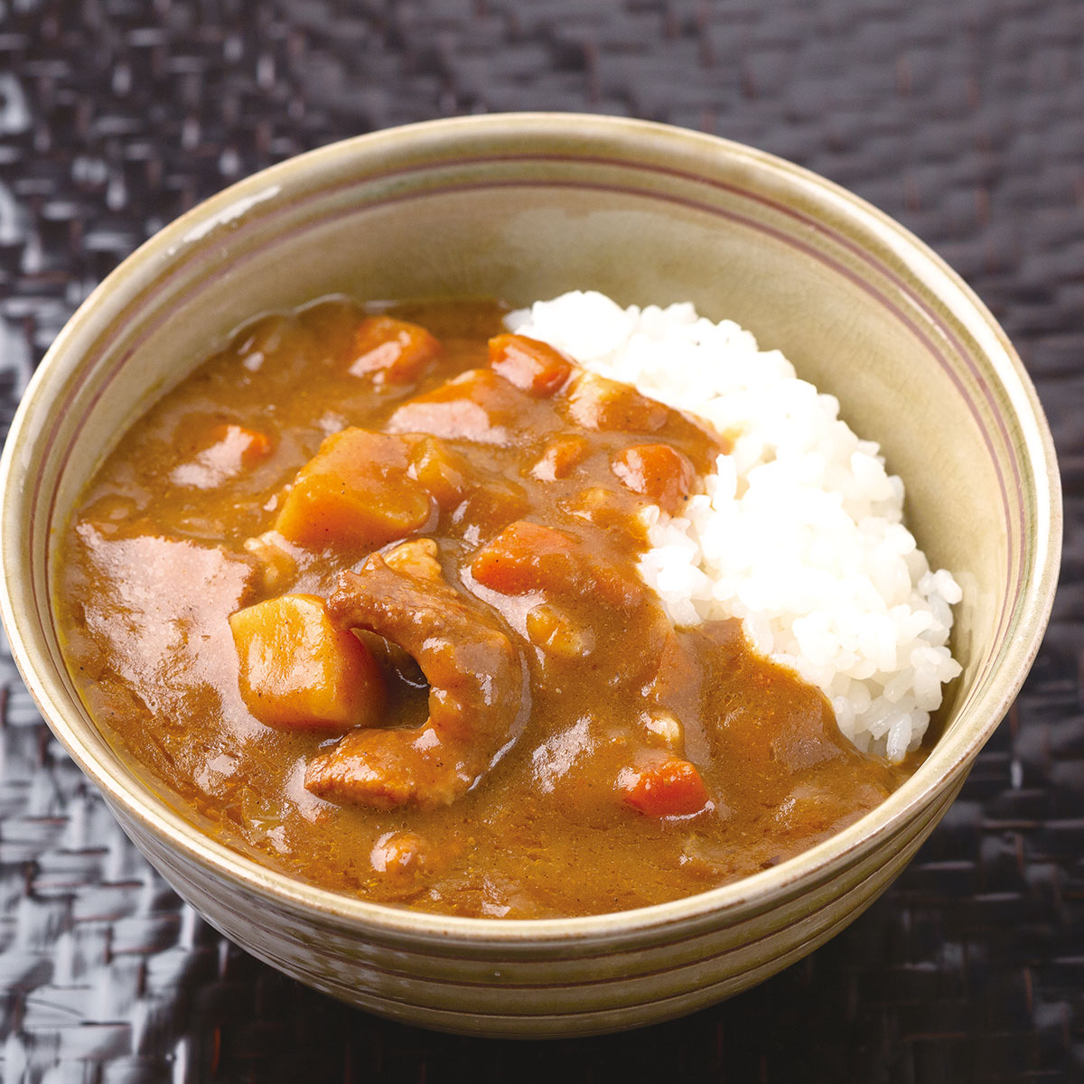 ●内容量：ビーフカレー110g×8 黒毛和牛を使用し、ルーに肉の旨味が溶け込んだマイルドなビーフカレーです。少し食べたいときに重宝するお茶碗サイズです。 ※商品画像はイメージです。 ※賞味期間は製造・加工日より180日未満の商品について記載...