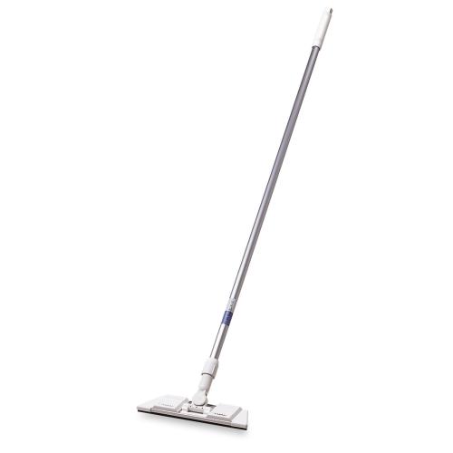 から拭き用ダスターと湿乾クロスを使い分けることで様々なシーンで活躍できます。プロ使用の両端斜めカット形状で、すみっこの汚れもスッキリ拭けます。ヘッドの両端が三角形状ですので普段はお掃除しづらい階段やお部屋のすみまでお掃除できます。専用ダスタ...