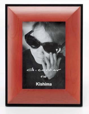 *天然木のフレームです。デザインは長くご愛用いただけますのでおすすめですよ。天然木フレーム このフォトスタンドはとてもシンプルですがとてもおすすめの一品ですよ。 お安い木フレームとは違って天然木を使用しているため大変高級感あふれる仕上がりで...