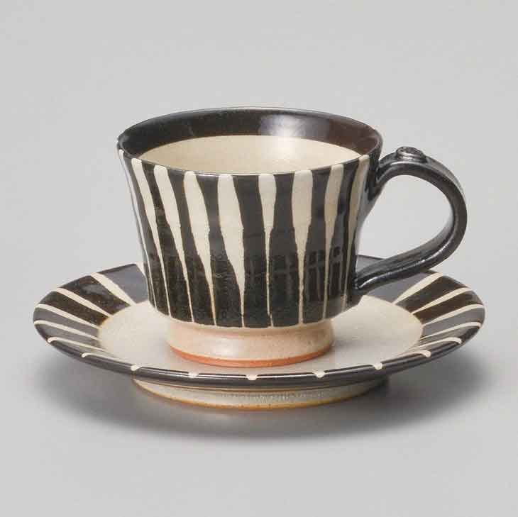 ※こちらは「鈴木秀俊　黒十草カップ＆ソーサー　130cc」のお値段です。【美濃伝統工芸士】鈴木秀俊　黒十草カップ＆ソーサー　130cc こちらは伝統工芸士鈴木秀俊作のティーカップ＆ソーサーです。十草の伝統的な模様が一つ一つ手でひかれています...