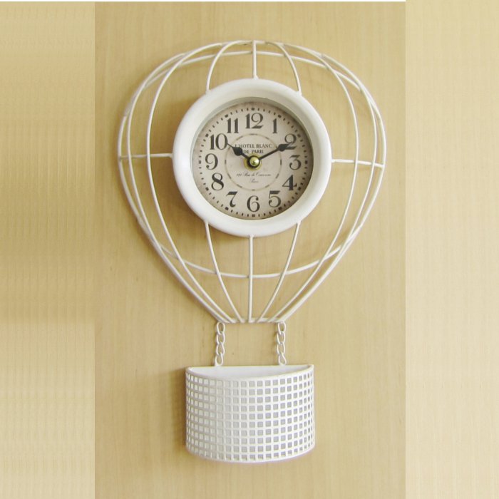 アンティーク感のあるワイヤー細工で気球をモチーフにしたおしゃれな掛け時計です。 型　番：31237 品　名：バルーンクロック カラー：ホワイト 材　質：ガラス・スチール サイズ：約横215x高320x奥行50mm 電　源：単三電池×1本使用...