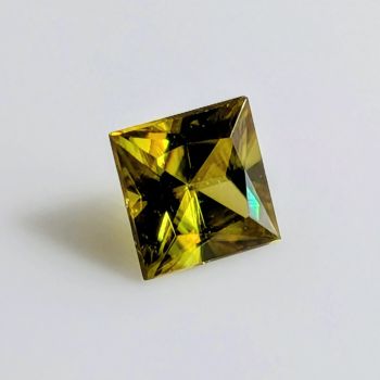 重量：約0.36cts サイズ：約4.0×4.0mm 産地：マダガスカル 説明：【オリーブグリーンの輝きを放つ】スフェーン オーバルシェイプを【夏休み】特別価格にてご提供!! 多色性に富んだぎらぎらとした輝きと素晴らしいカットによる照り返し...