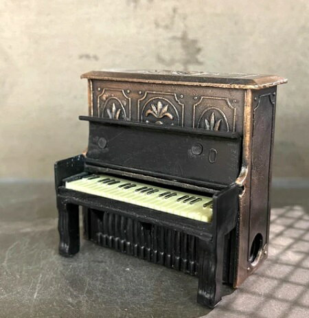 商品説明 楽天でピアノ用品なら【音手箱】音楽雑貨、ピアノカバー、ピアノレッスン用品、レッスングッズ、発表会記念品、補助ペダルやピアノライン楽譜まで。 本物そっくりのアンティーク調 プチインテリアでリビングに飾っても可愛いです。 なんと鉛筆削...