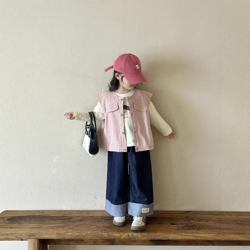 ・カテゴリ: キッズベスト・性別: 女の子・対象年齢: 3〜8歳・スタイル: 韓国カジュアル・商品構成: ピンクベスト、ベージュTシャツ、デニムパンツ・サイズ展開: 90cm, 100cm, 110cm, 120cm, 130cm, 140...