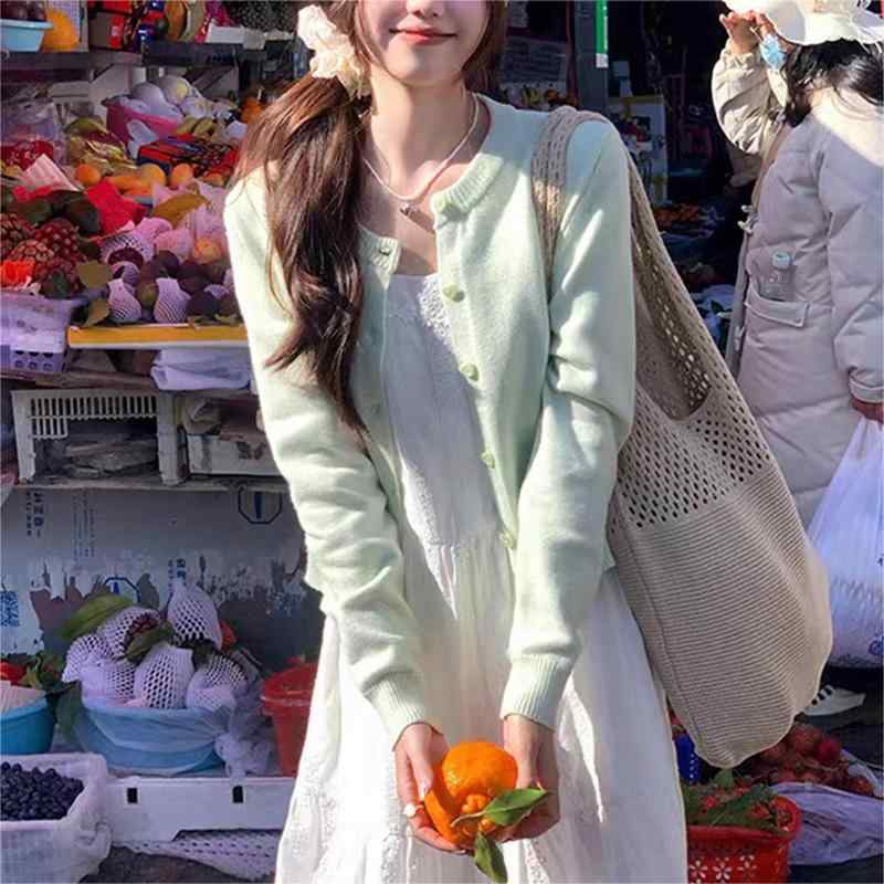 ・カテゴリ: ニット・スタイル: カーディガン・テイスト: フェミニン、スイート・主な素材: アクリル30%～50%・柄: ハート・厚さ: 普通・商品構成: 単品・フィット: レギュラー・ネックライン: クルーネック・袖丈: 長袖・袖タイプ...