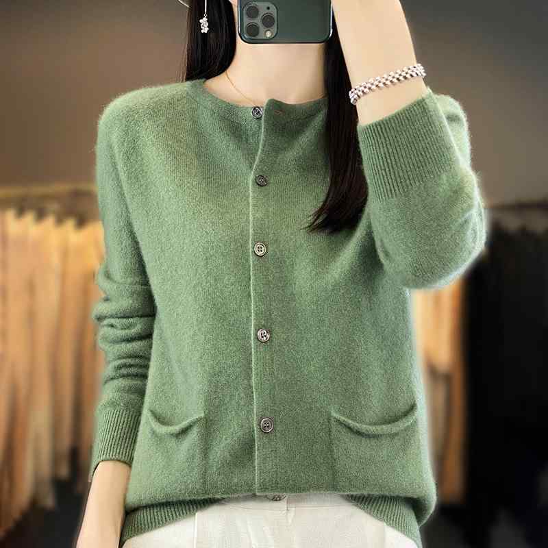 ・カテゴリ: カーディガン・スタイル: きれいめエレガント・主な素材: アクリル30%〜50%・柄: 無地・厚さ: ミドル・フィット: レギュラー・ネックライン: クルーネック・袖丈: 長袖・袖タイプ: レギュラー袖・前立て: ボタン留め・...